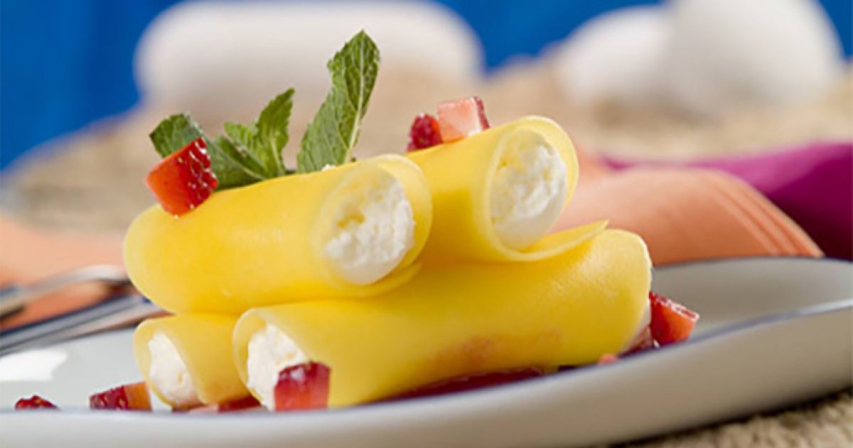 Disfruta un postre saciante con estos rollitos de mango y queso fresco