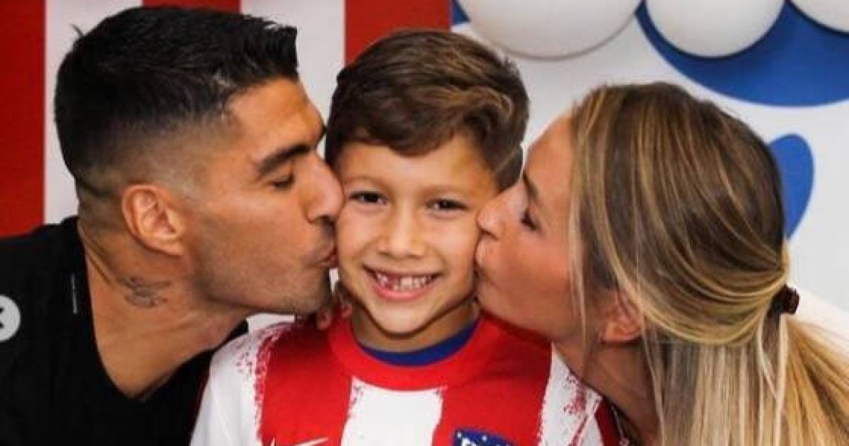 El hijo de Luis Suárez ya tiene camiseta favorita... y no es la de su padre