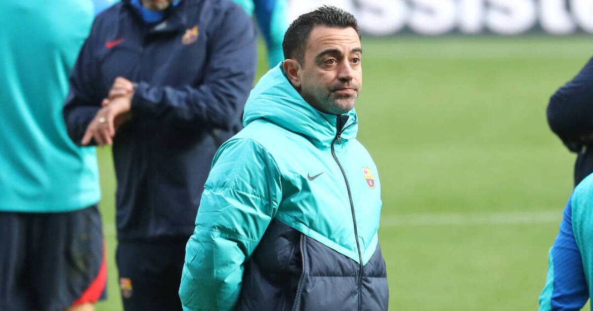 Xavi echa balones fuera y se enfada cuando le hablan de ridículo