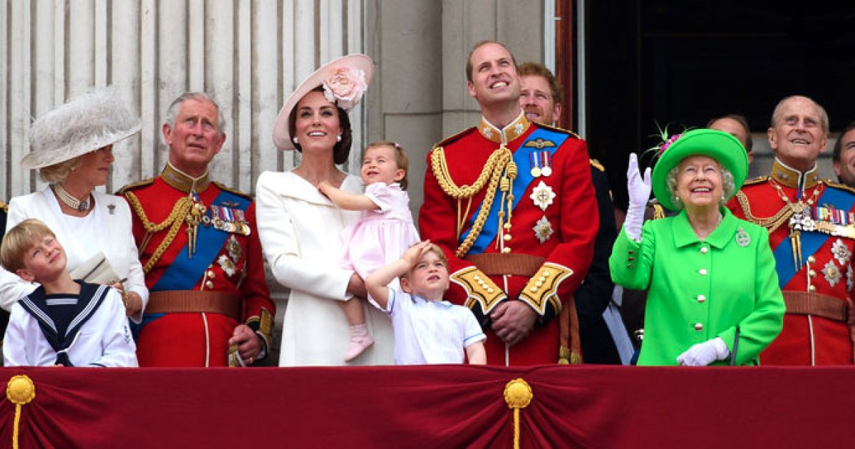 El traje de la reina y la regañina a su nieto, víctimas del ingenio en ...
