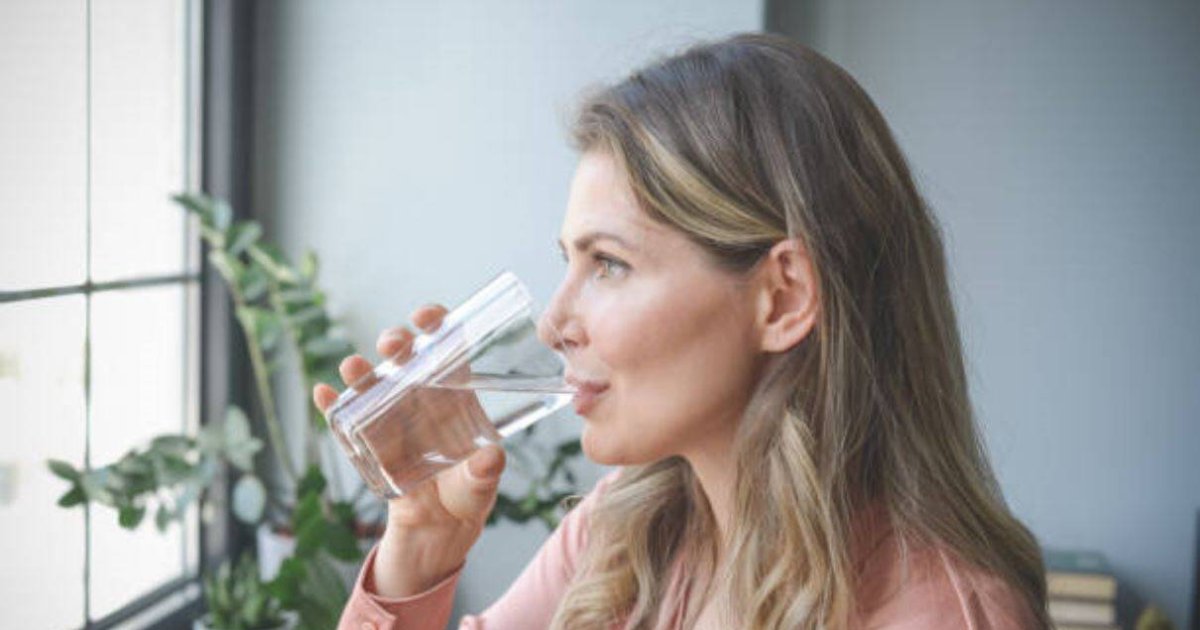 17 beneficios de tomar agua tibia: descubre sus múltiples ventajas