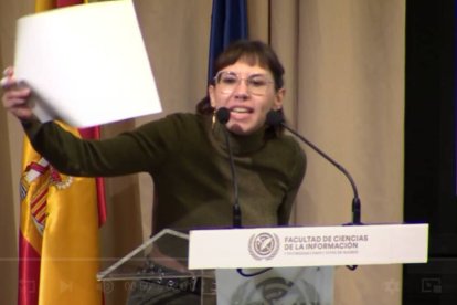 Una alumna aprovecha su discurso para cargar contra Ayuso y sale ...
