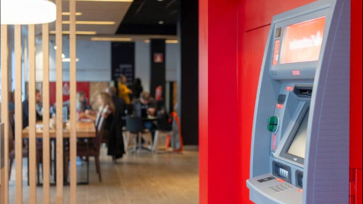 Los cajeros automáticos del Santander mejoran su accesibilidad