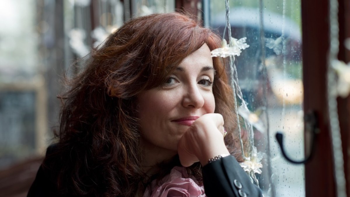 Quién es Elvira Lindo, escritora, periodista e invitada de ‘Viajando ...