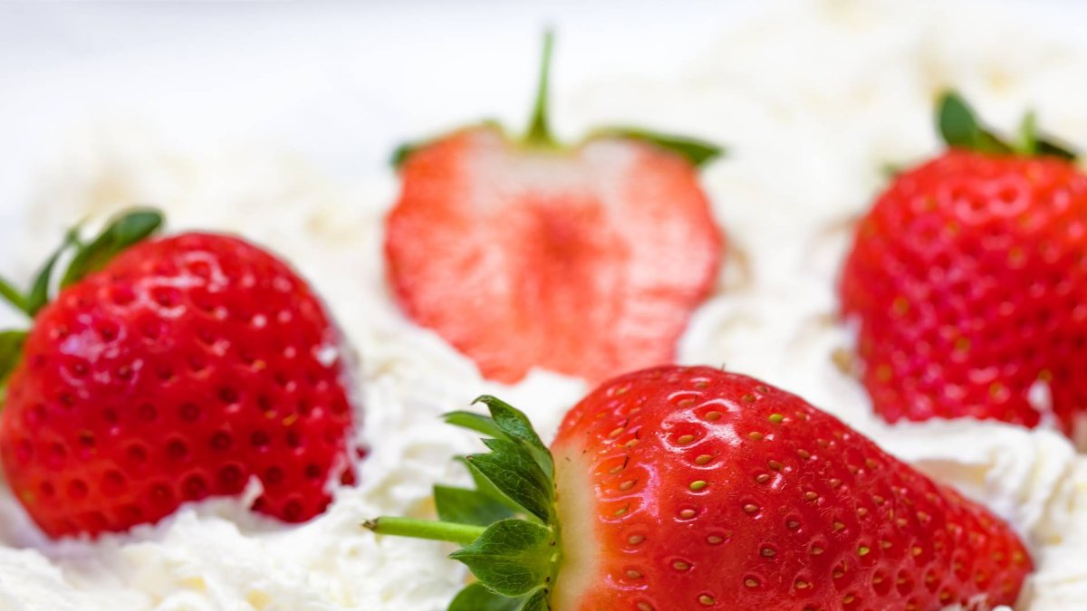 El truco mínimo del chef José Andrés que transforma las fresas con nata ...