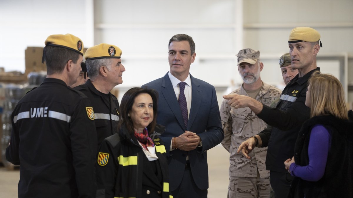 Robles, desbordada: una revista del Ejército señala a Sánchez y pide ...