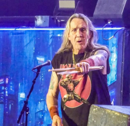 El final de una era: Nicko McBrain, batería de Iron Maiden, deja las ...
