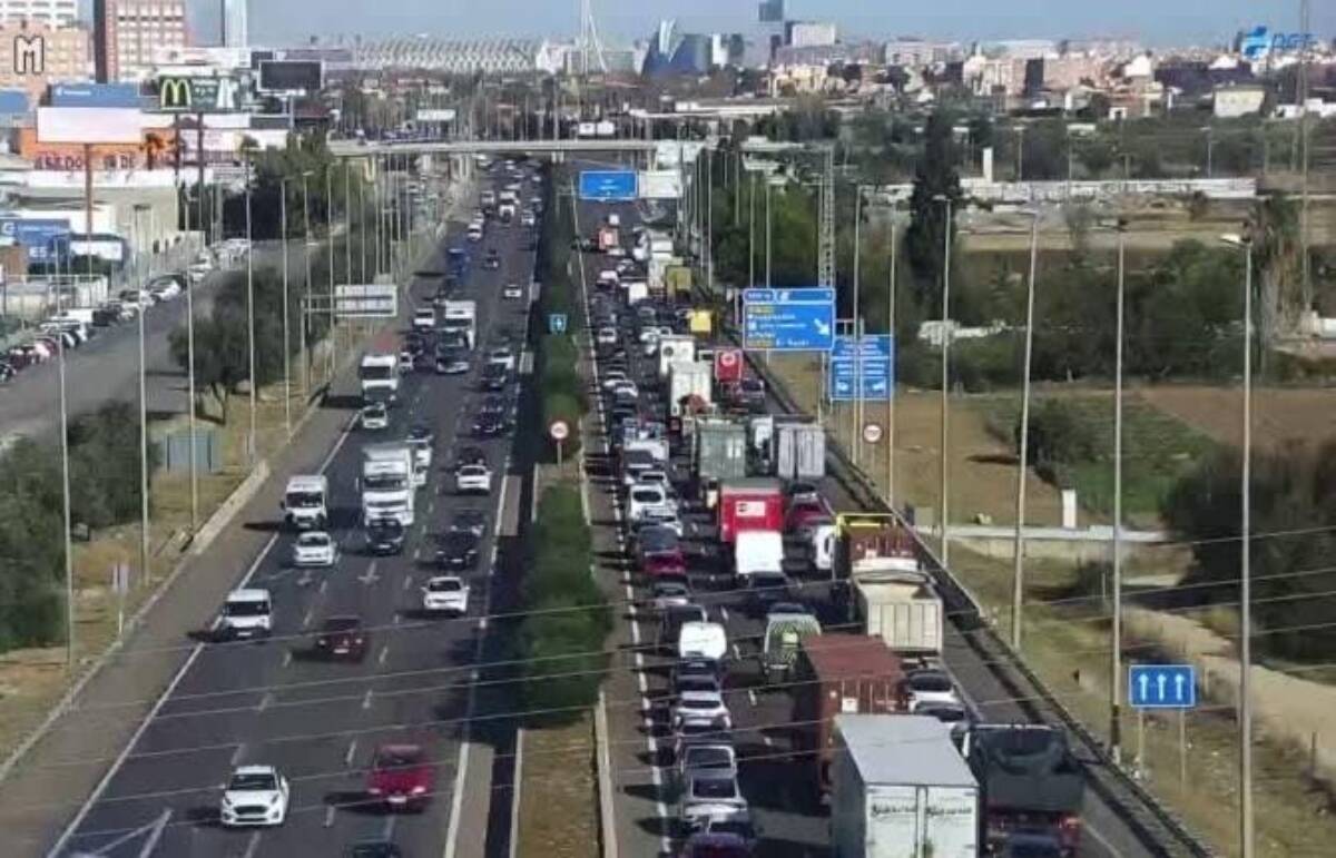La odisea para entrar a Valencia: atascos diarios de 15 kilómetros
