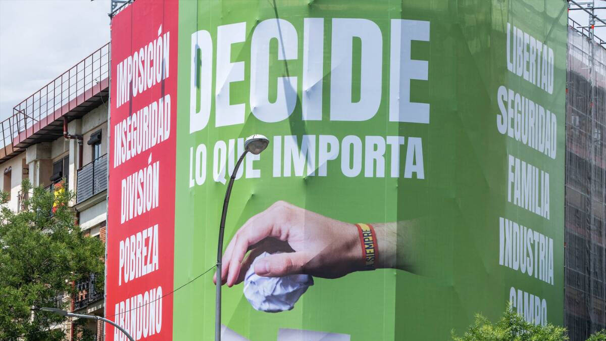 La justicia ordena a Vox quitar su lona tirando a la basura la bandera ...