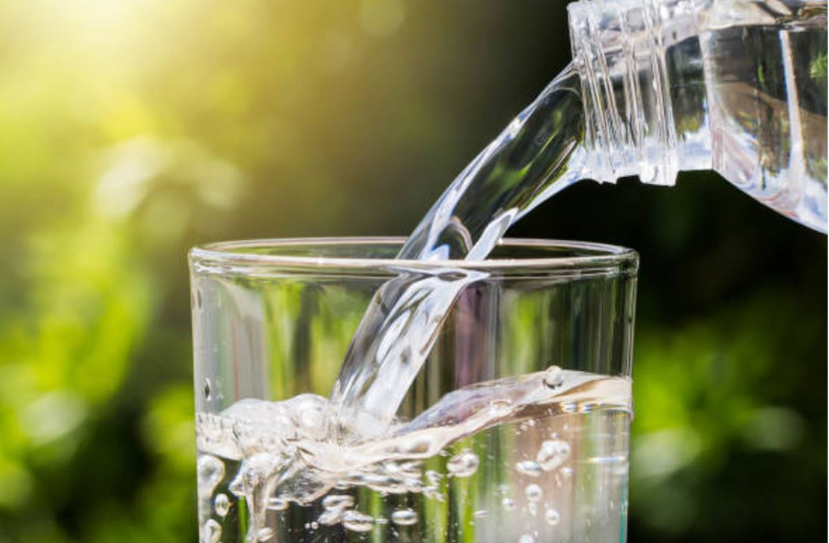 ¿Qué es mejor agua de mineralización débil o fuerte?