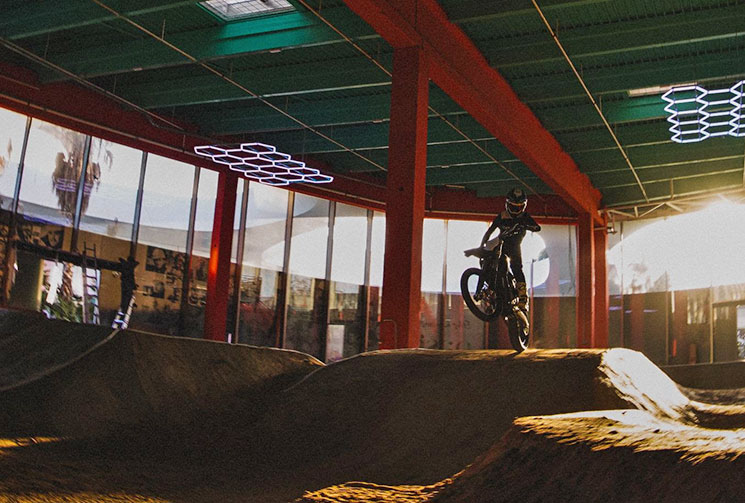 El primer circuito de motocross indoor del mundo es para motos ...