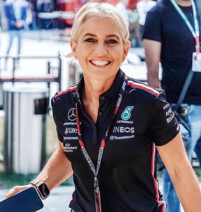 Quién es Angela Cullen, la fisioterapeuta que ha vuelto a fichar Lewis ...