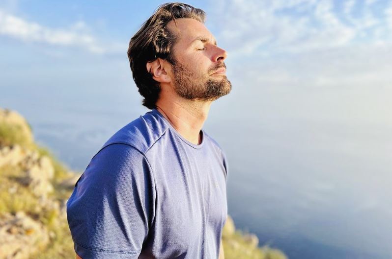 Quién es Álex Adrover, actor y concursante de Supervivientes 2025