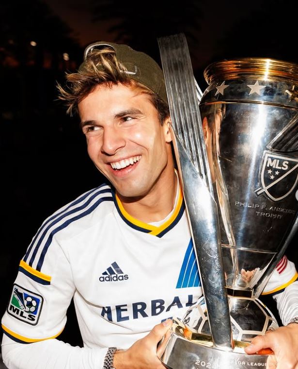 Quién es Riqui Puig: el jugador que supera a Messi y se convierte en el ...