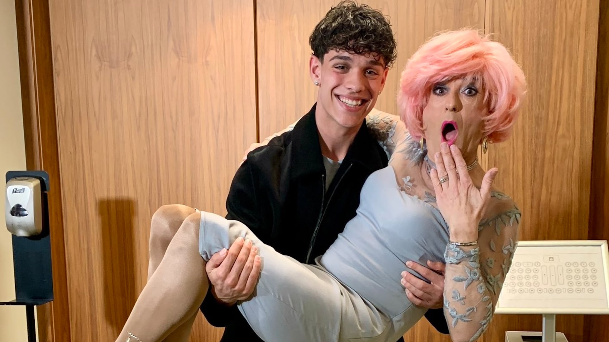 Héctor Fort sufre una oleada de insultos homófobos al posar con una activista LGTBI