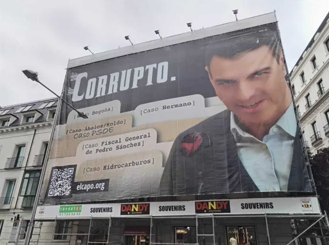 Sánchez "corrupto": así es la pancarta desplegada frente al Congreso