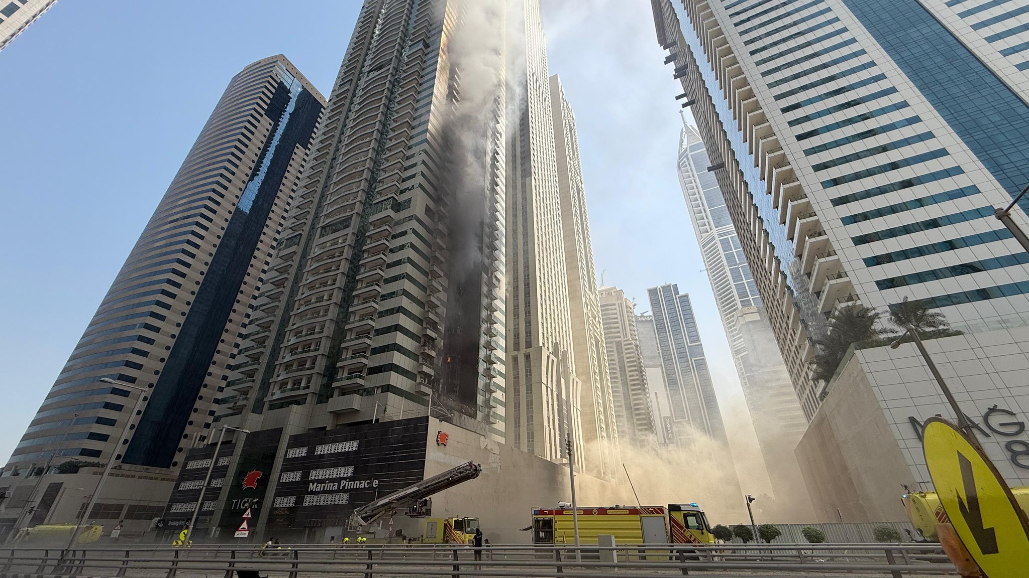 Se incendia una torre de 67 plantas en la Marina de Dubai: vea el vídeo