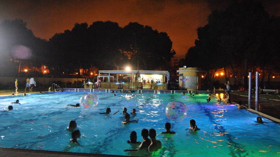La piscina nocturna de Valencia que convierte los viernes en una fiesta ...