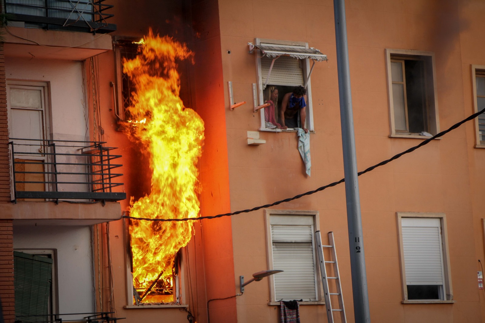 Pavoroso incendio de un edificio en Torrent afectado por la dana