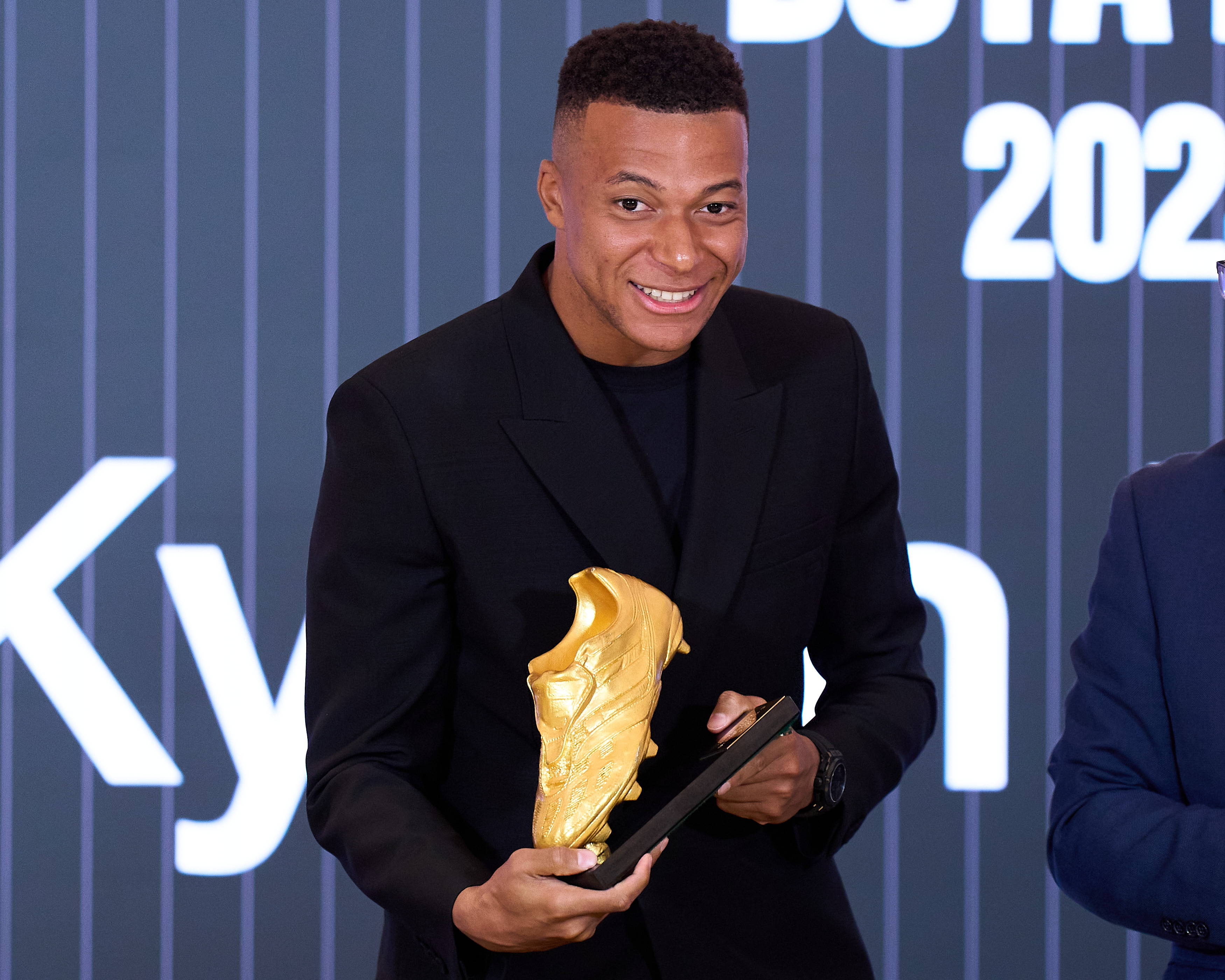 Kylian Mbappé recibe la Bota de Oro 2024-25 en el Real Madrid