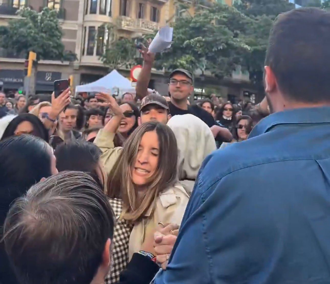 Violenta agresión a Julia Calvet, diputada de Vox, en plena celebración ...