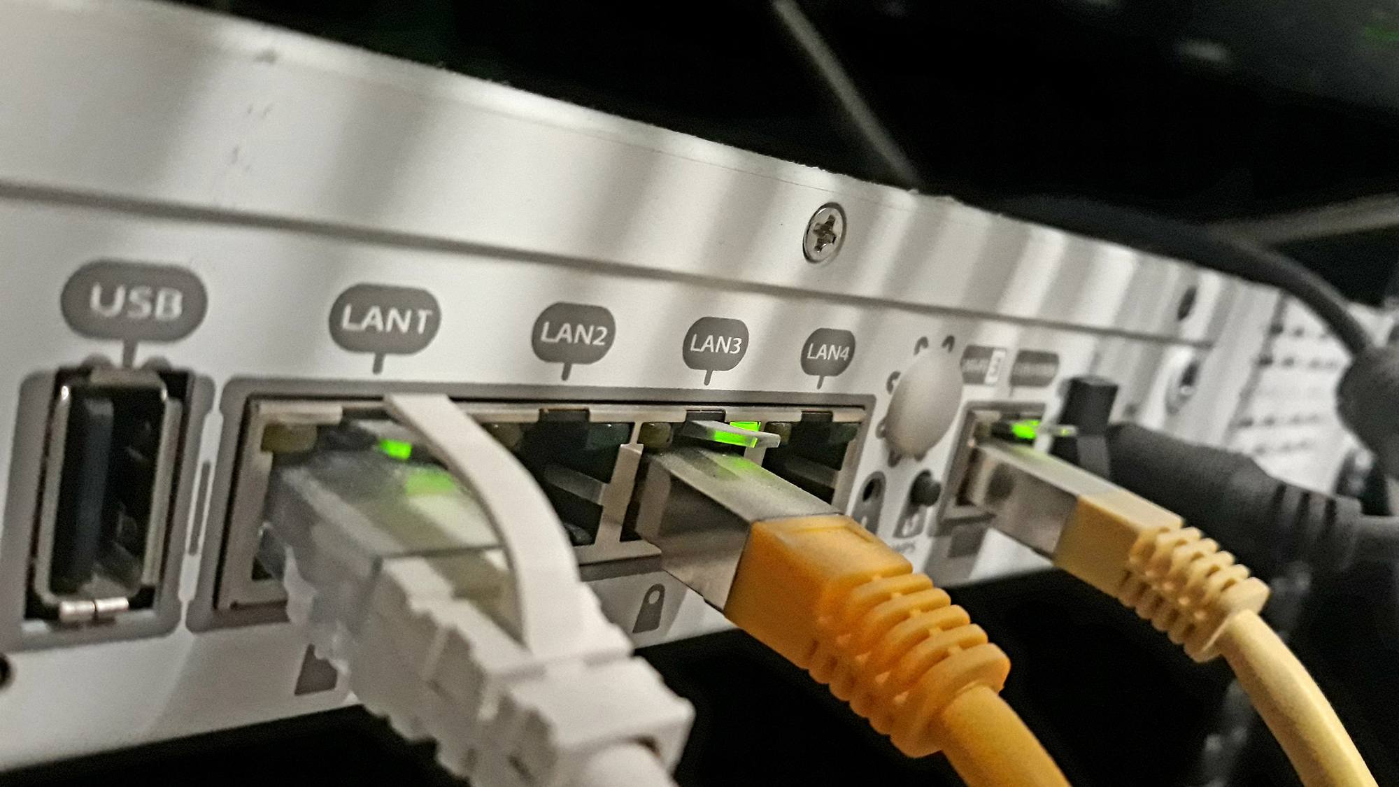 Un experto explica qué pasa si pones papel de aluminio detrás del router